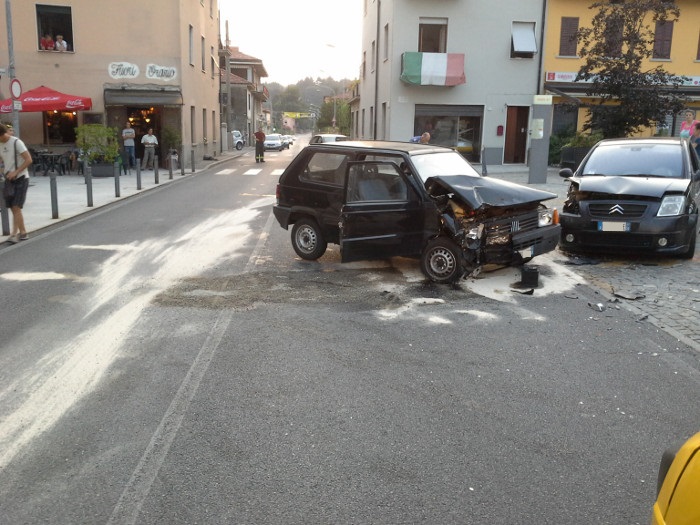 Albese: incidente tra due auto in piazza Don Motta | Erbanotizie Albese: incidente tra due auto in piazza Don Motta | Erbanotizie
