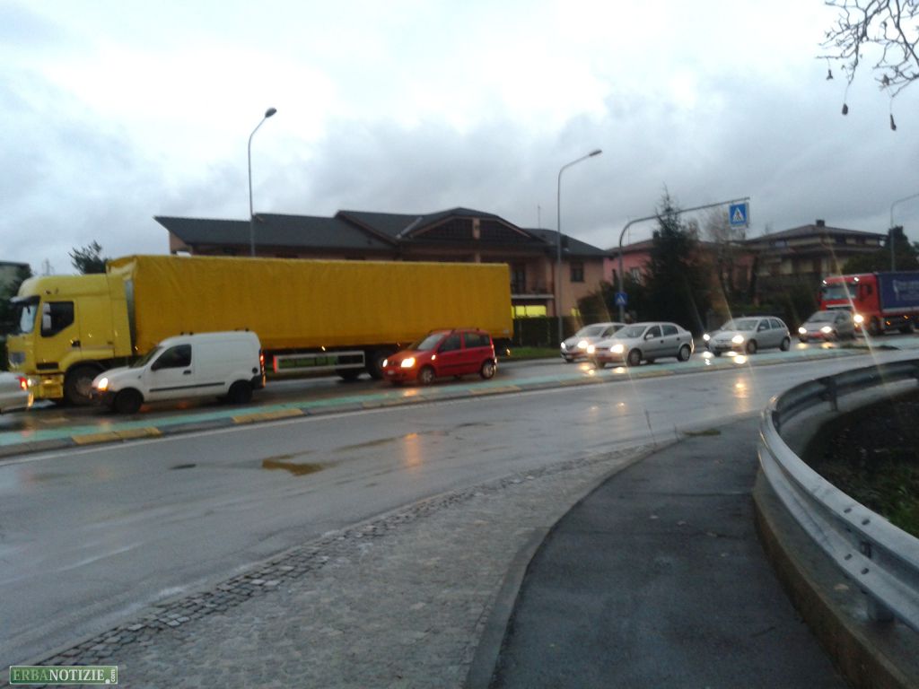 Traffico sostenuto sulla Como-Lecco per un incidente a Pusiano ... Traffico sostenuto sulla Como-Lecco per un incidente a Pusiano ...
