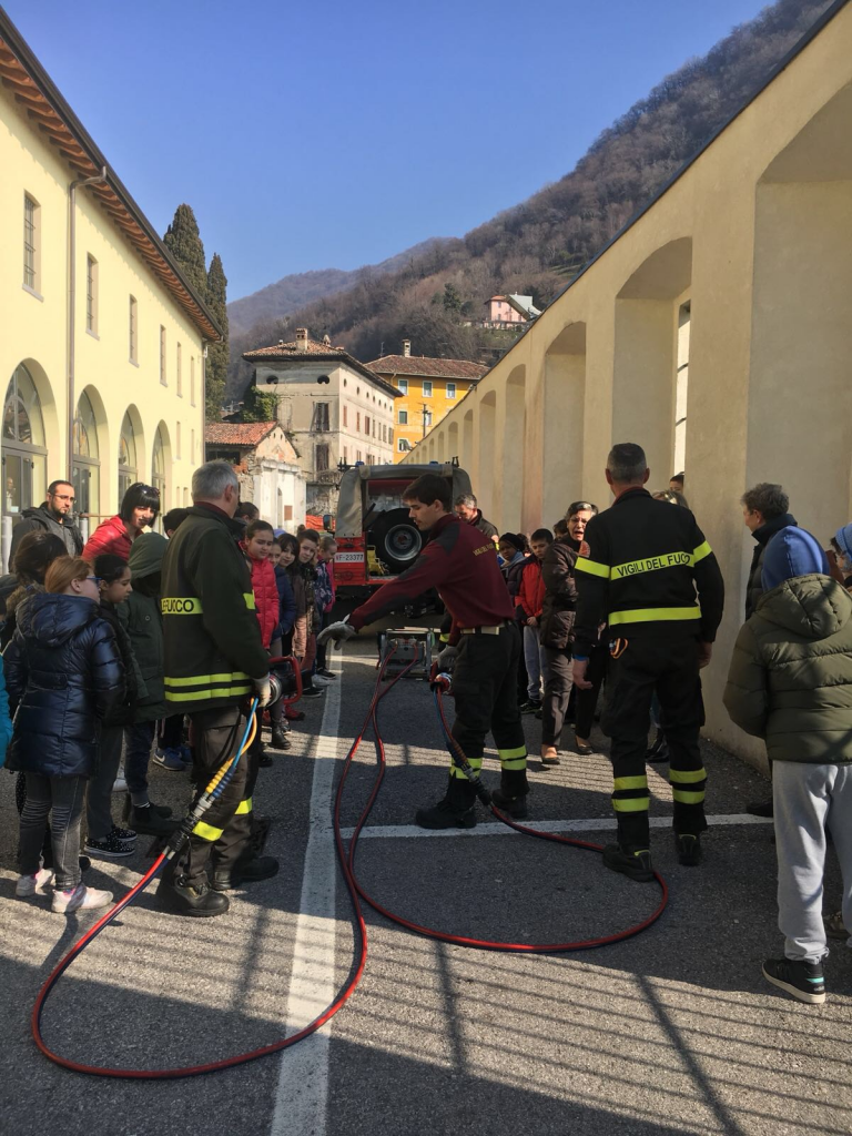 Caslino, i bimbi delle scuole a lezione con i Vigili del Fuoco | Erbanotizie