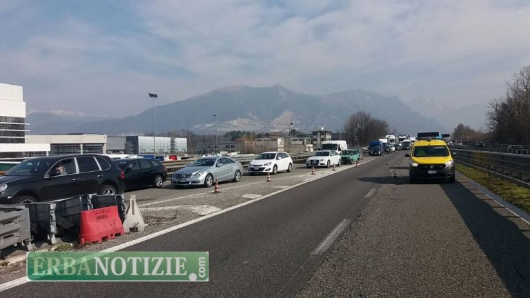 SS36, incidente tra due auto, una si ribalta. Un ferito e code verso ... SS36, incidente tra due auto, una si ribalta. Un ferito e code verso ...