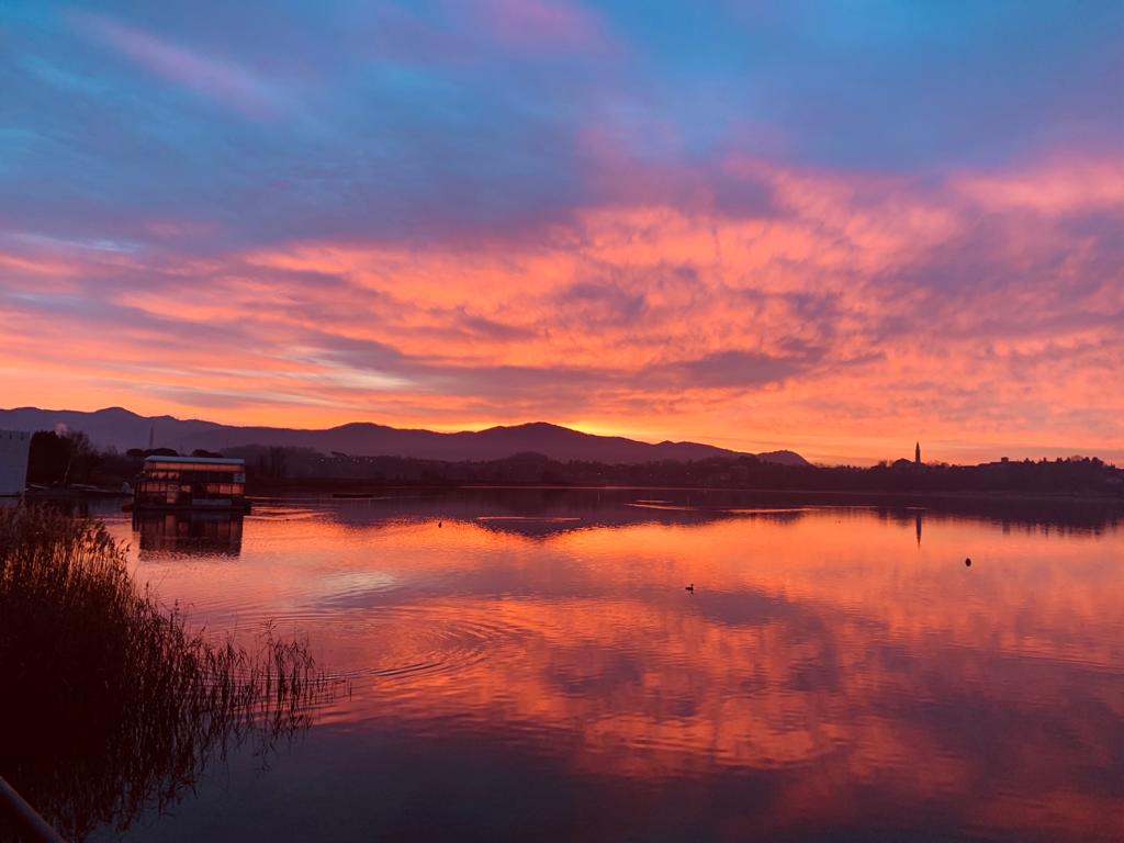 Lo spettacolo dell'alba sul Lago di Pusiano (FOTO) | Erbanotizie