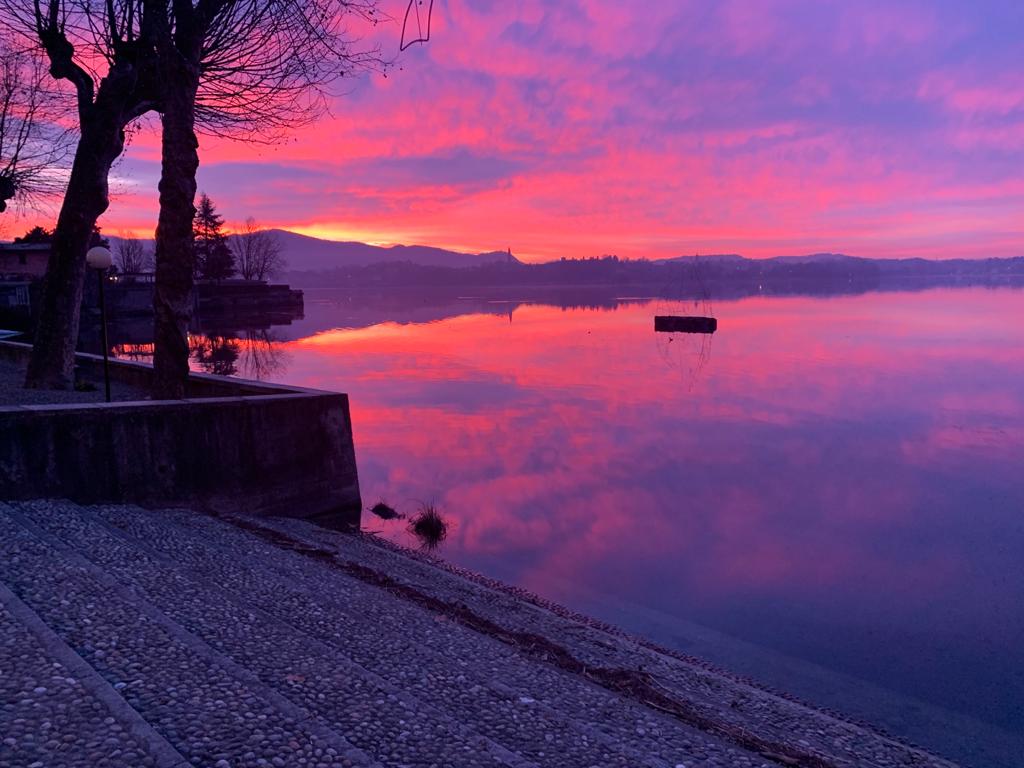 Lo spettacolo dell'alba sul Lago di Pusiano (FOTO) | Erbanotizie