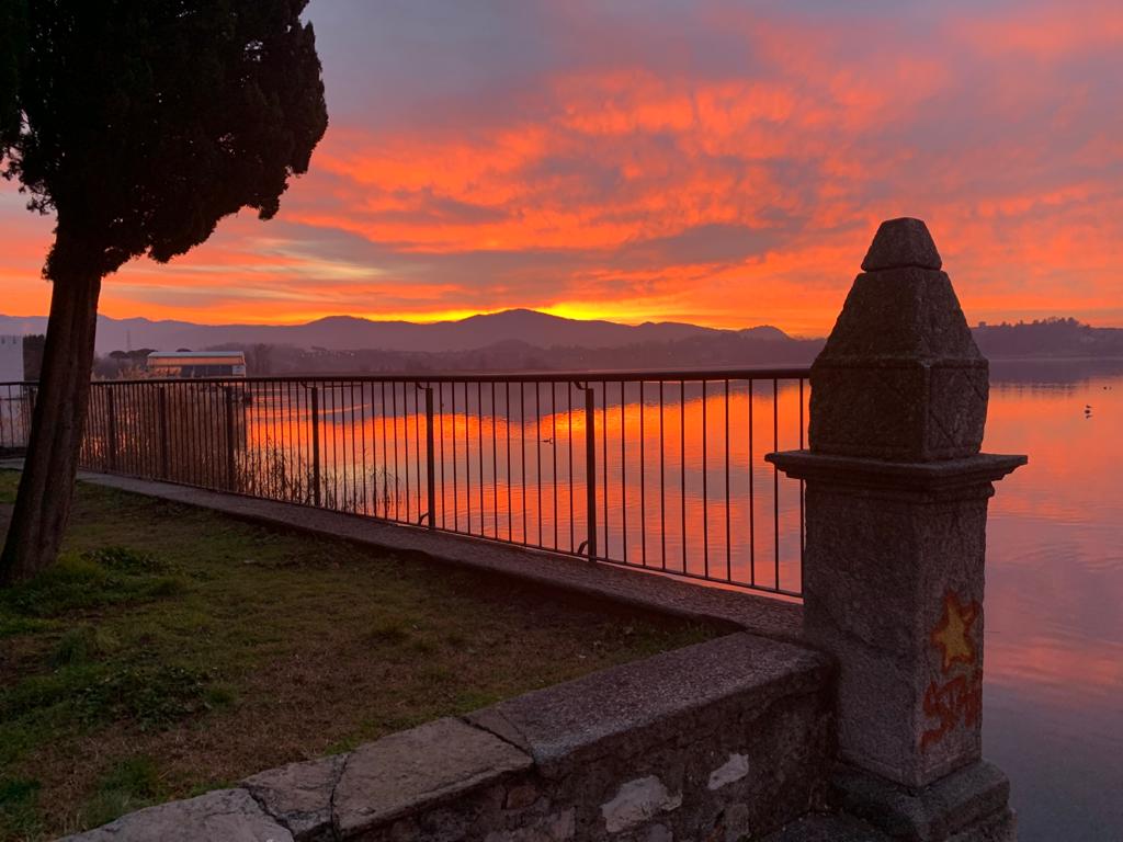 Lo spettacolo dell'alba sul Lago di Pusiano (FOTO) | Erbanotizie