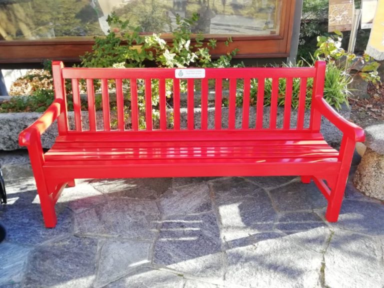 Monguzzo. Una panchina rossa contro la violenza sulle donne