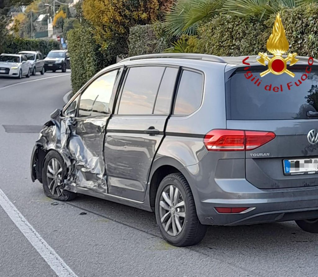 Incidente tra due auto sulla Statale Regina a San Siro Incidente tra due auto sulla Statale Regina a San Siro