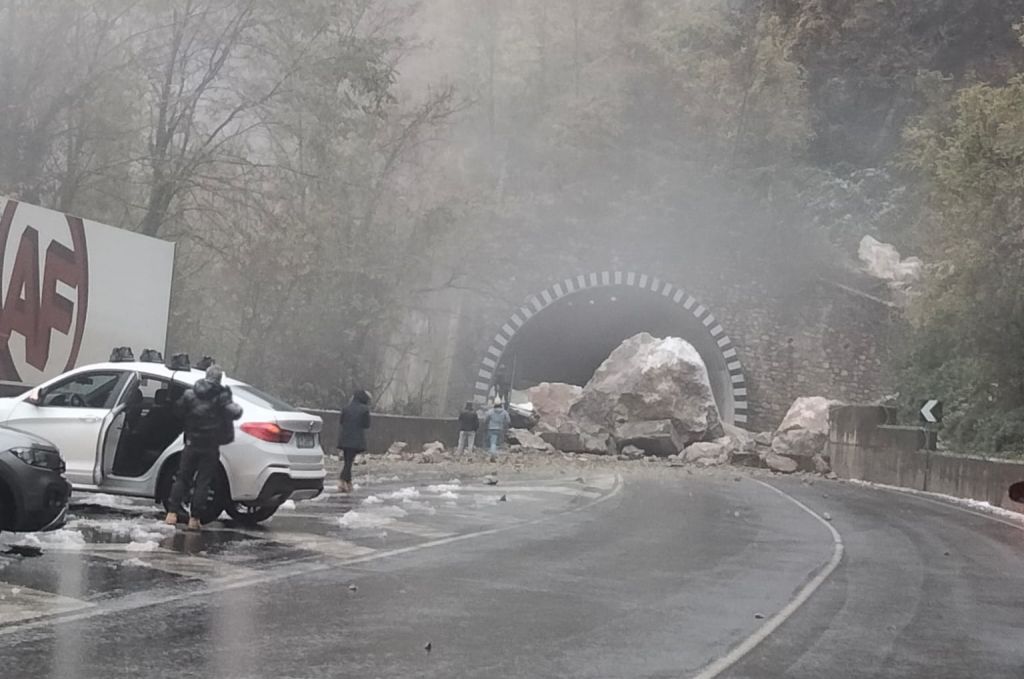 Frana sulla nuova Lecco Ballabio, massi enormi sulla strada | Erbanotizie Frana sulla nuova Lecco Ballabio, massi enormi sulla strada | Erbanotizie