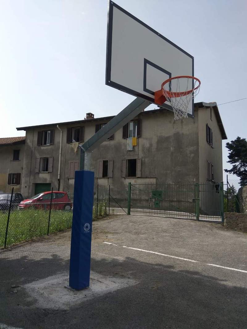 Canestro da basket nel campetto di Ponzate
