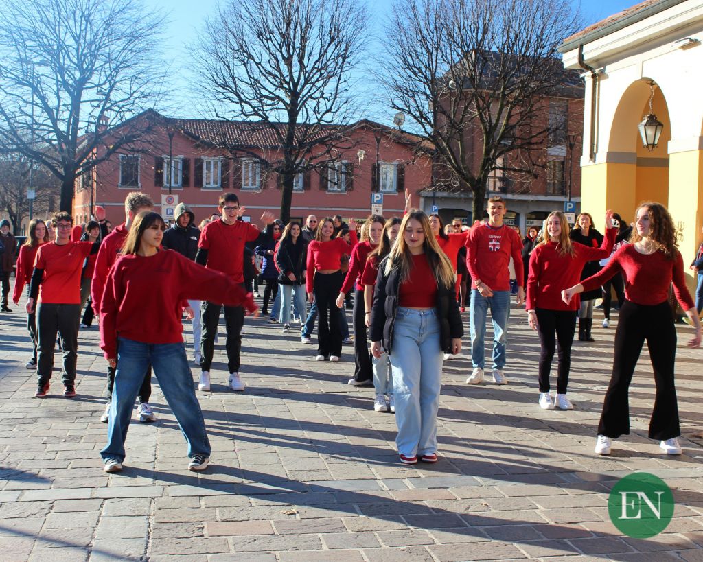 Un flash mob in piazza per dire basta alla violenza sulle donne | Erbanotizie